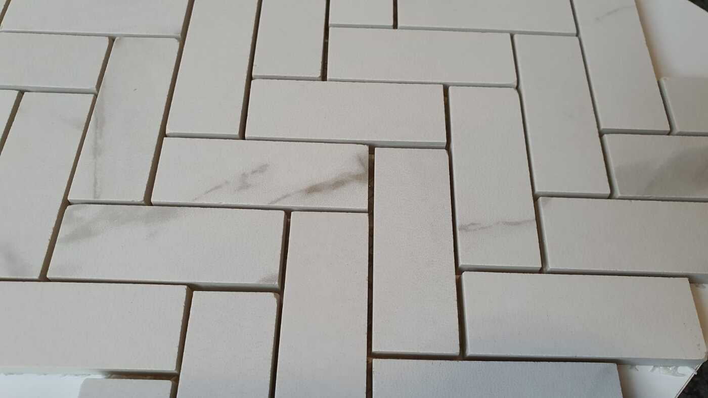 MOZAIC HERRINGBONE ANIMA CALACATTA 2.5X7 (plasa de 26x30 cm)